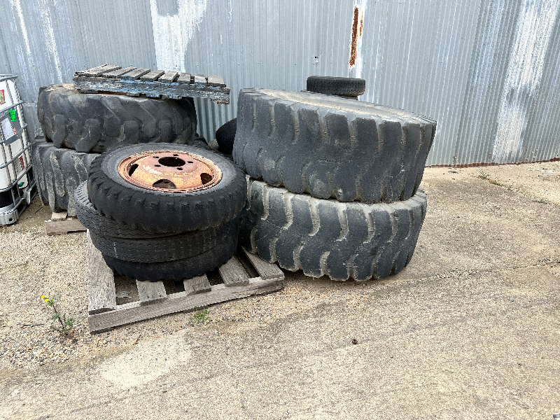 Lot 89 - QUANTITY MIXED TYRES/RIMS. | AuctionsPlus
