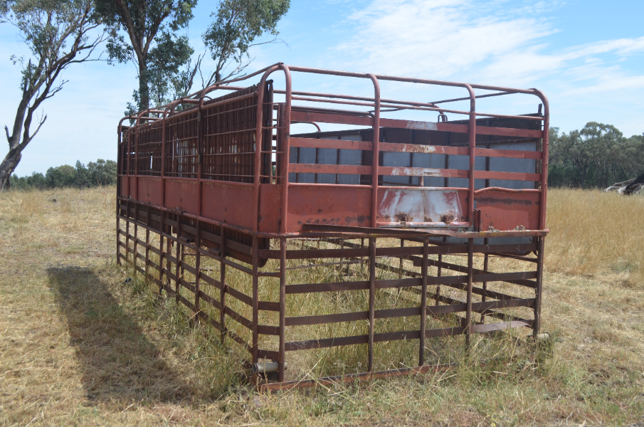 Lot 77 - Sheep Crate | AuctionsPlus
