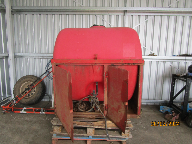 Lot 119 - 800L silvan spray tank | AuctionsPlus
