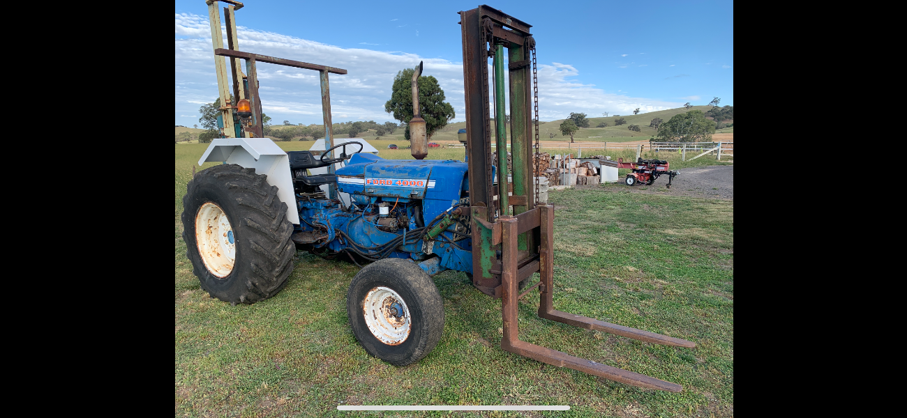 Lot 127 - Ford 4000 57hp Tractor with Moore Forklift. | AuctionsPlus