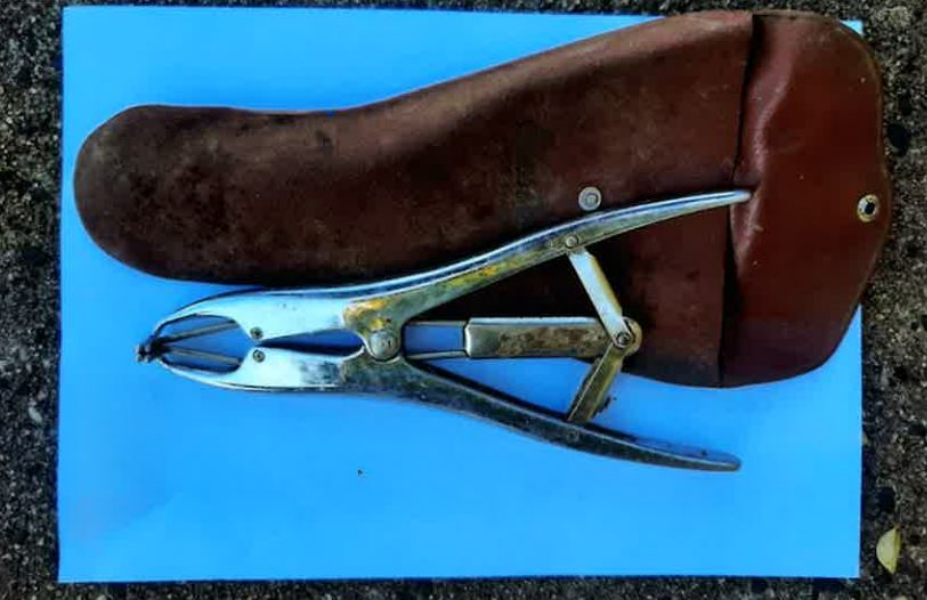 Lot 48 - Elastrator Pliers | AuctionsPlus