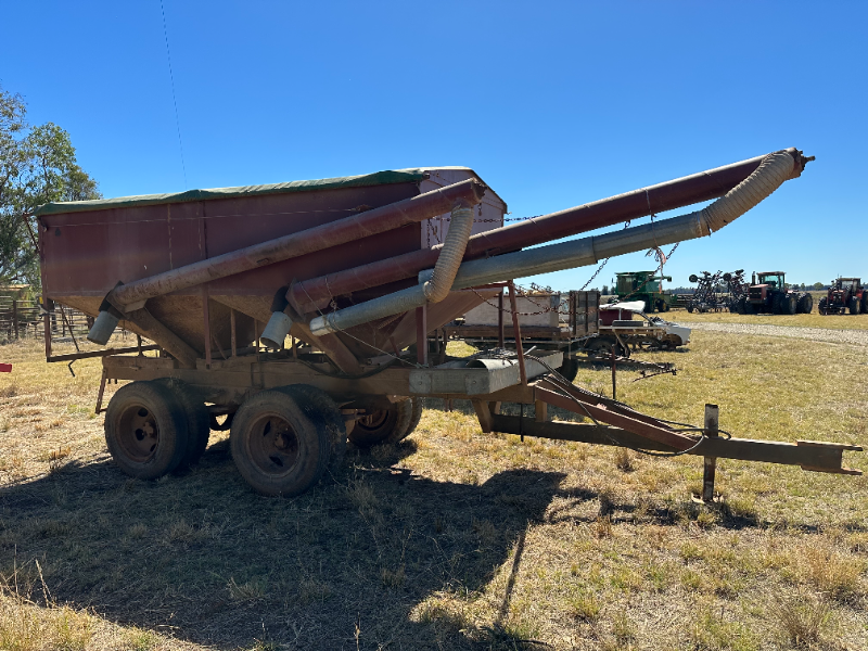 Lot 14 - 9 tonne grouper on bogie pig trailer | AuctionsPlus