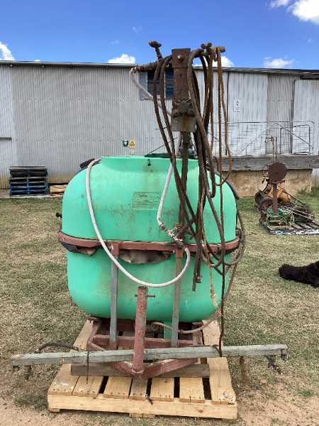 Lot 2 - Homemade 3 point linkage spray unit | AuctionsPlus