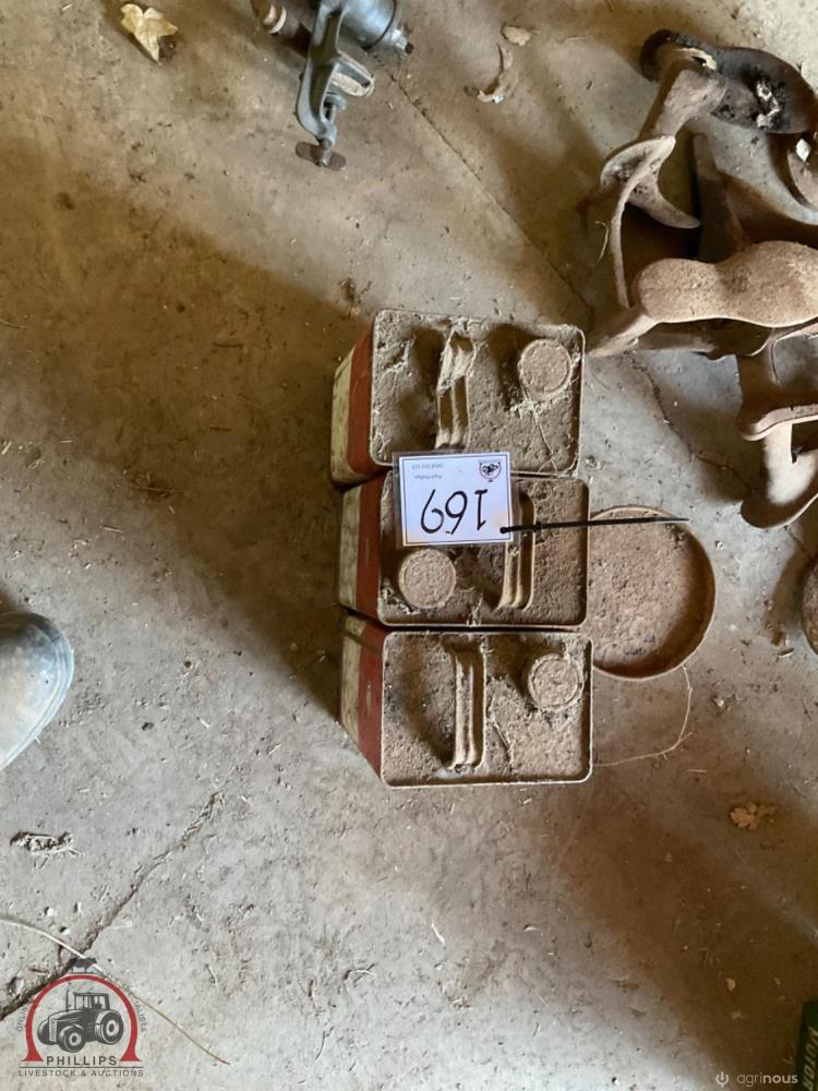 Lot 169 - Assorted Esso 1 gallon cans & 1 grease gun | AuctionsPlus