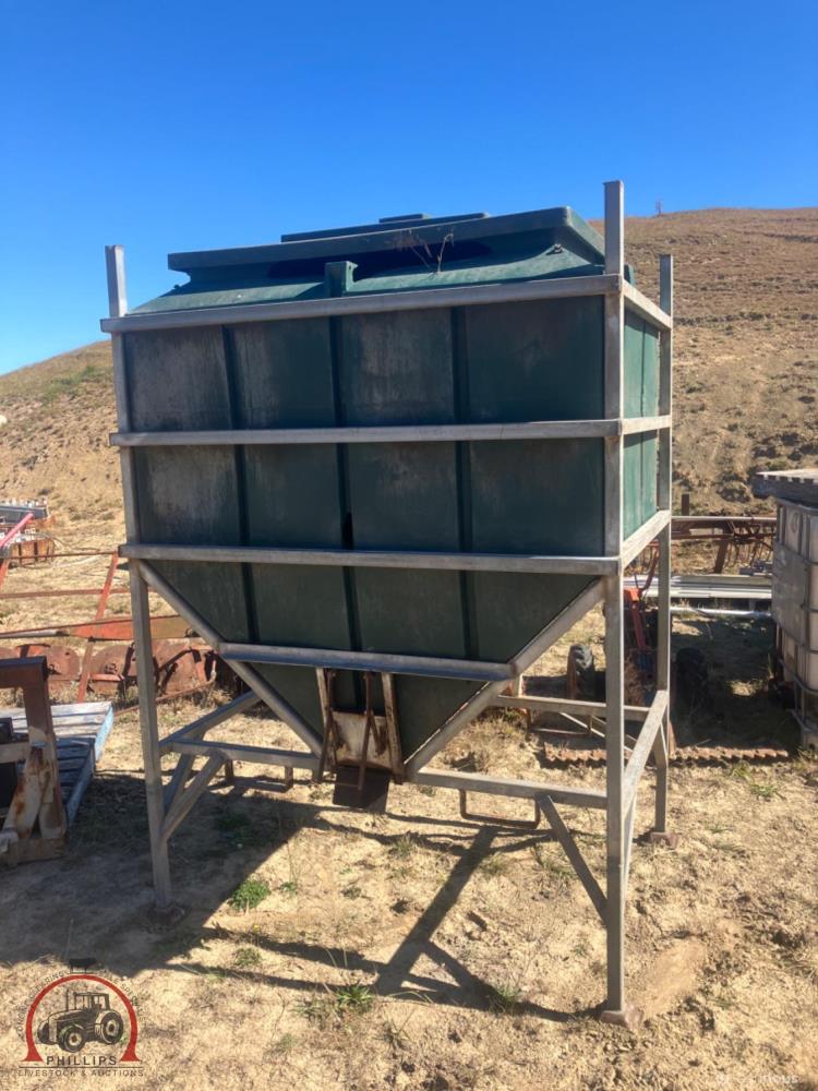 Lot 196 - Polymaster 1 tonne feed hopper | AuctionsPlus