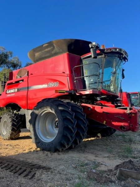 Lot 6 - CASE IH 8240 COMBINE WITH A CASE IH 40FT 3152 DRAPER FRONT ...