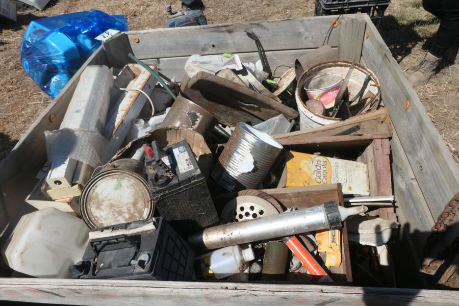 Lot 27 - Box of Sundries | AuctionsPlus