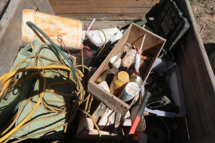 Lot 33 - Box of Sundries | AuctionsPlus