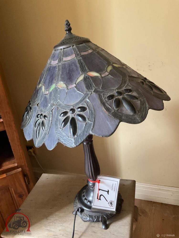 Lot 51 - Leadlight lamp | AuctionsPlus