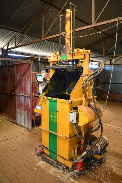 Lot 10 - TPW hydraulic wool press | AuctionsPlus