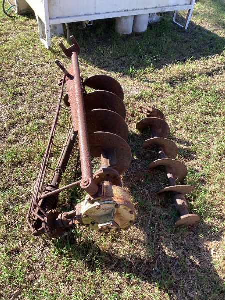 Lot 38 - Antique post hole digger. | AuctionsPlus