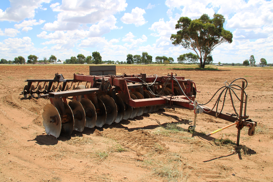 Lot 28 - International 780 44 plate offset disc harrows | AuctionsPlus