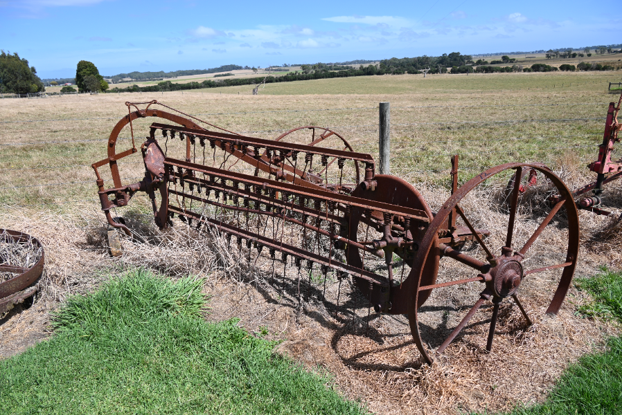 Lot 72 - Side Rake | AuctionsPlus