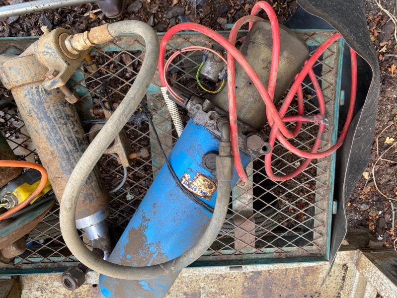 Lot 39 - Underbody 12V Ute Hoist | AuctionsPlus