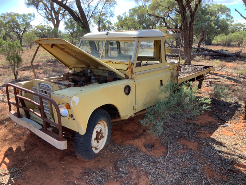 LOT 7 - Land Rover Table top. | AuctionsPlus