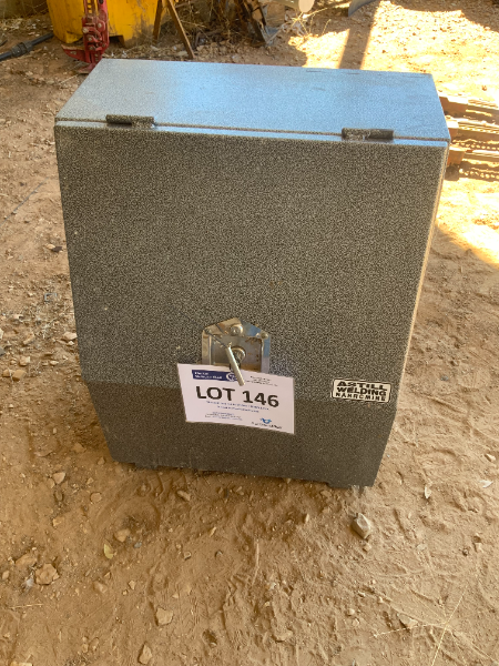 LOT 146 - Tool box. | AuctionsPlus