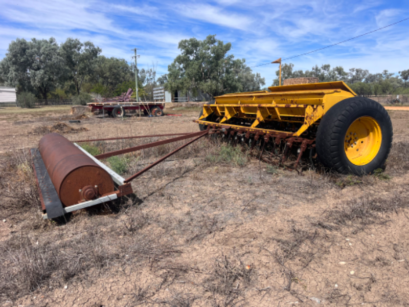 Lot 48 - Chamberlain 24 Tyne Combine + Roller | AuctionsPlus
