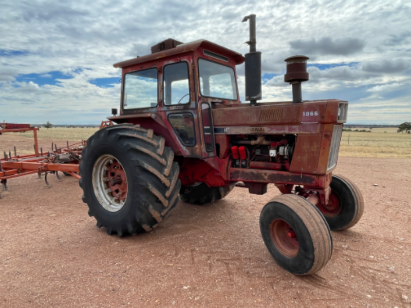 LOT 29 - Case 1066 | AuctionsPlus