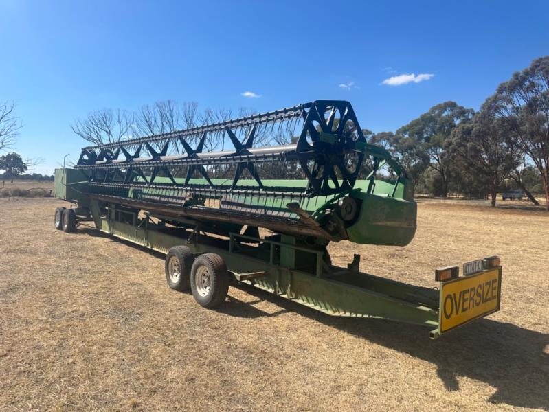 Lot 19 - OUTSIDE VENDOR: 2000 30' John Deere 936D Draper Front on comb ...