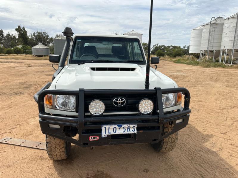 Lot 24 - 2017 Toyota Landcruiser Dual Cab WorkMate | AuctionsPlus