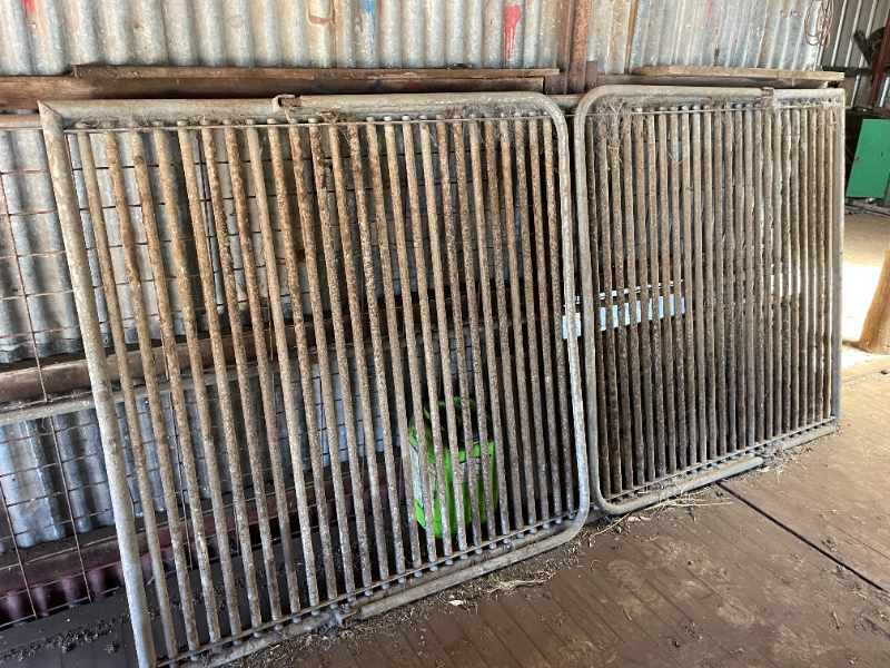 Lot 49 - Wool Table | AuctionsPlus