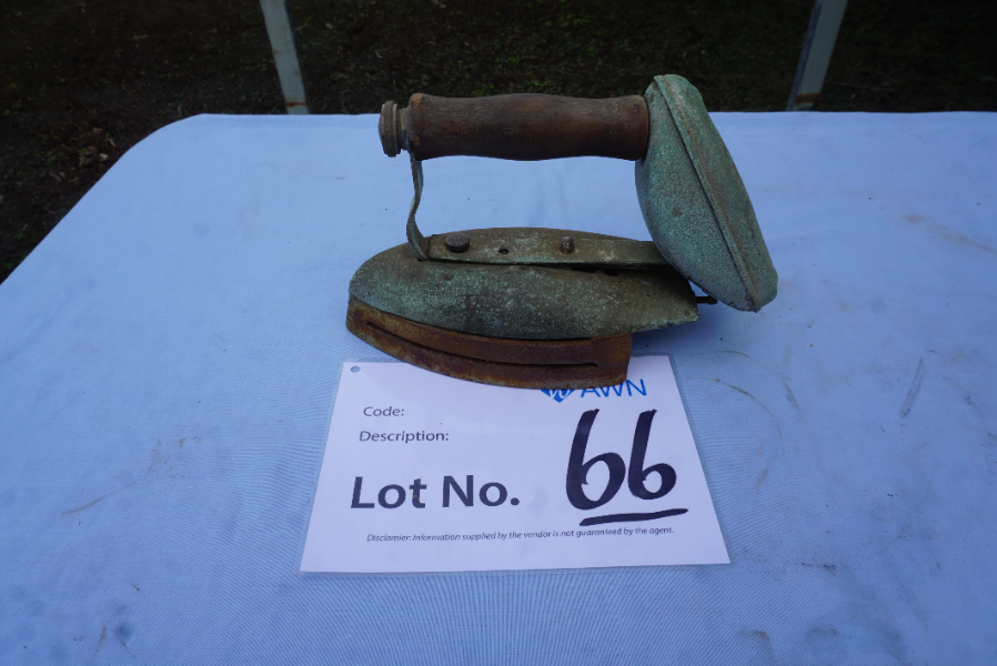 Lot 66 - Vintage steam Iron | AuctionsPlus