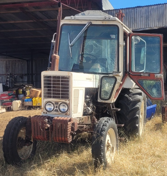 Lot 32 - Belarus 900 Tractor w/ Rockmaster Hyd Post Hole Borer ...