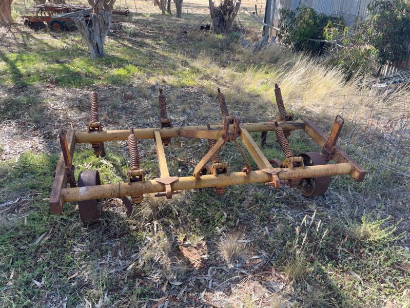 Lot 44 - Chamberlain 3PL Chisel Plow | AuctionsPlus