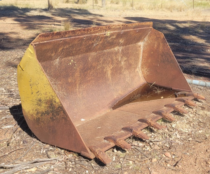 Lot 60 - Hough 60 Payloader Bucket | AuctionsPlus