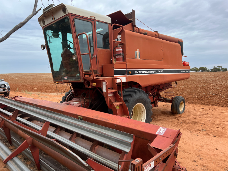 Lot 256 - 1420 international header, axial flow, 810 22ft comb w/- trailer Ideal for parts ...