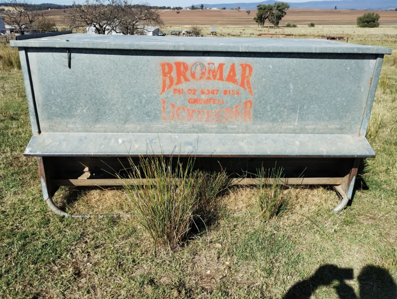 Lot 101 - Bromar 24 Bag Bromar Licker Feeder | AuctionsPlus