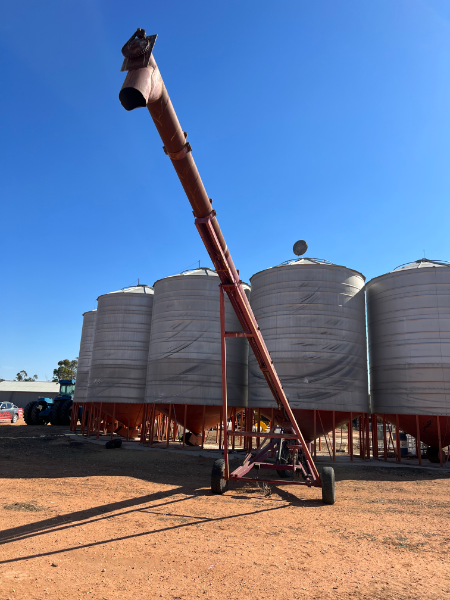 Lot 26 - Vennings self propelled 9”, 42ft auger, 20hp honda, hyd drive ...