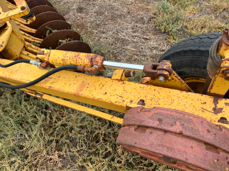 Lot 246 - Chamberlain 20 plate hyd one way disc, with inter wheel ...