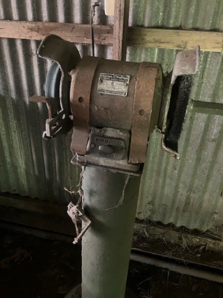Lot 214 - Double ended pedestal bench grinder | AuctionsPlus