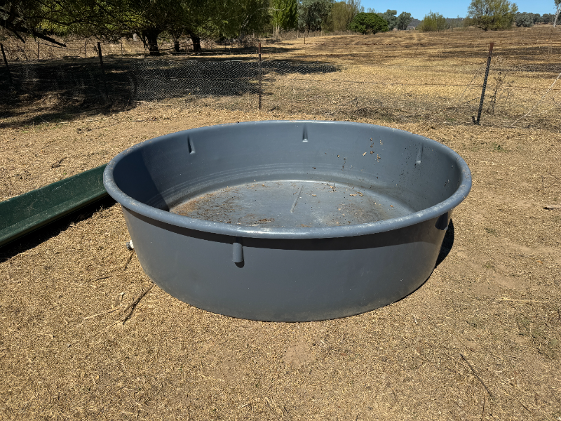 Lot 56 - Poly c.1000L Water Trough | AuctionsPlus