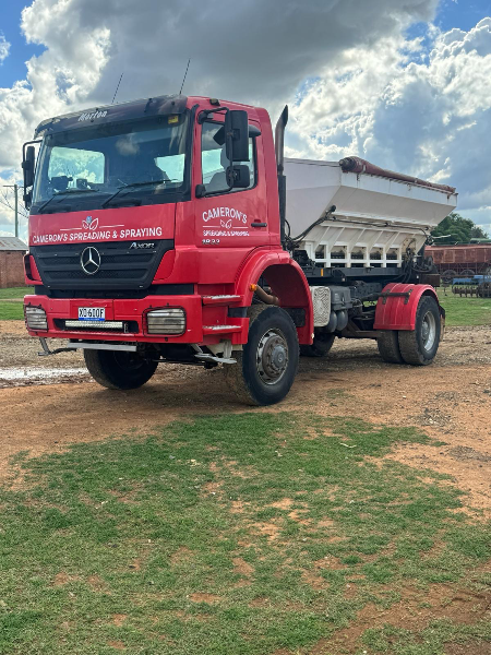 Lot 26 - MERCEDES AXOR 1833 FERTILISER SPREADER | AuctionsPlus