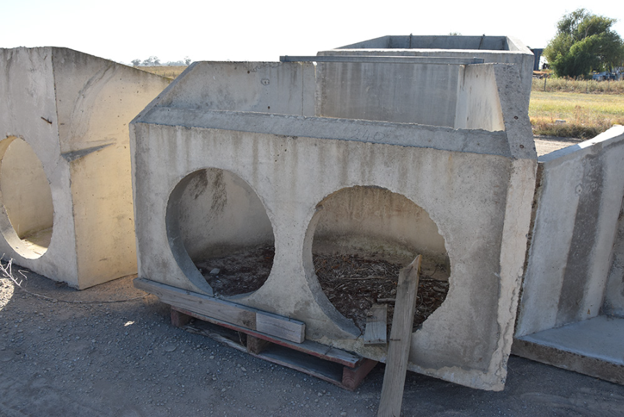 240 - Bay Outlet with Dual Pipe Entry | AuctionsPlus
