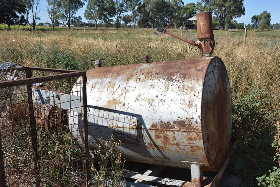 Lot 687 - Tank & Scrap Metal, Cage | AuctionsPlus