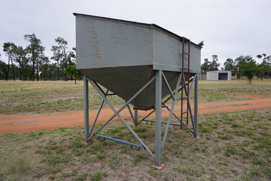 Lot 10 - Fertilizer bin | AuctionsPlus