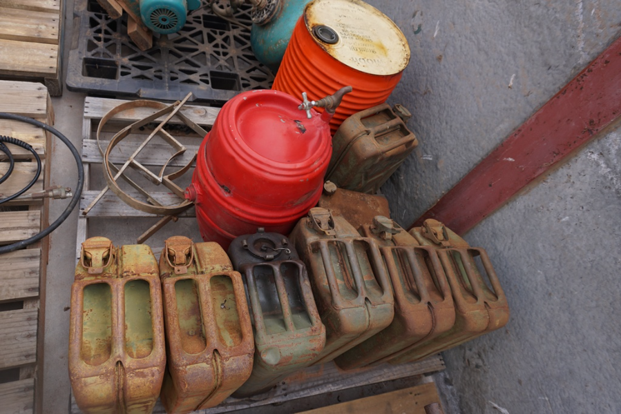 Lot 71 - 7 Jerry cans, Beer keg water tank | AuctionsPlus