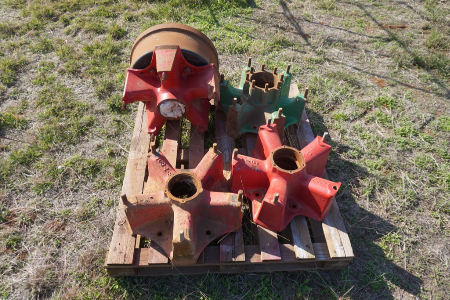 Lot 113 - 3 Spider hubs & 6 spoke drive hub | AuctionsPlus