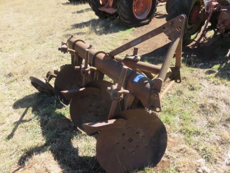 Lot 26 - David Brown PCD 2-C 3 Furrow Disc Plough | AuctionsPlus