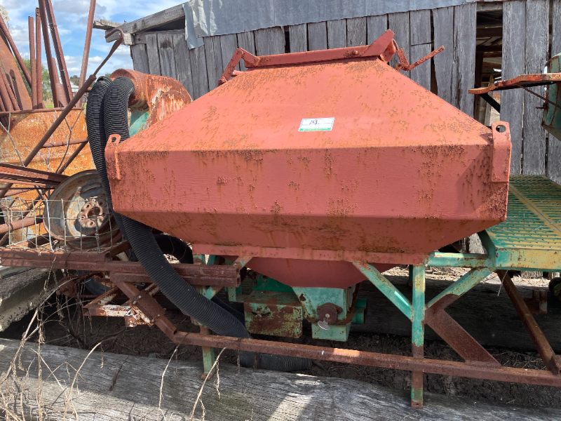 Lot 19 - Simplicity air seeder bin on frame, has metering unit and ...
