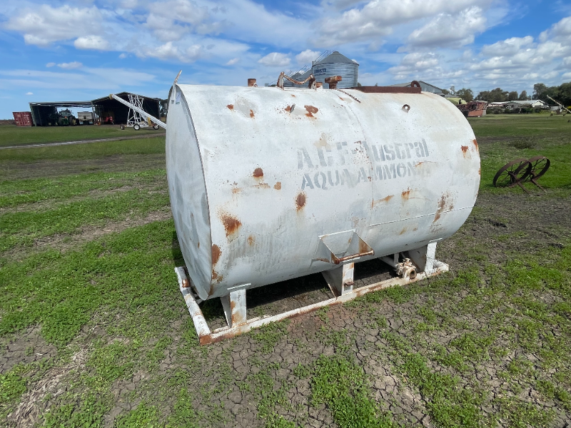 Lot 36 - 800gallon water tank, has some small holes and some have been ...