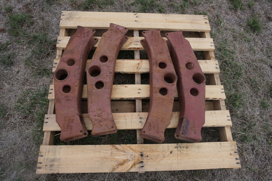 Lot 81 - 4 Rocker boxes for Sinclair spring trailer | AuctionsPlus