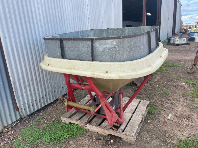 Lot 133 - 3PL Vicon Vari Spreader, 500 litre capacity, has extension to ...