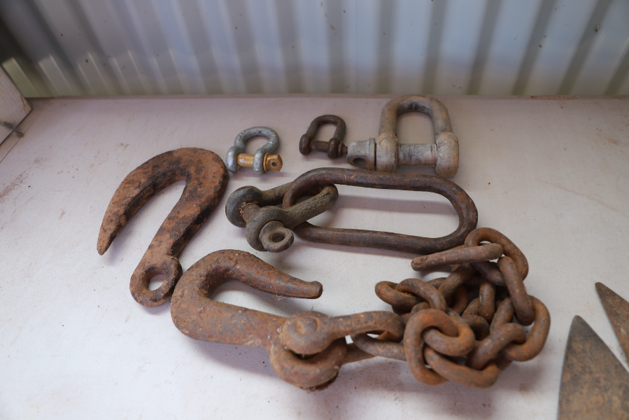 Lot 166 - D Shackles & Hooks | AuctionsPlus