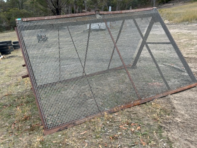 Lot 35 - Tray Screen | AuctionsPlus