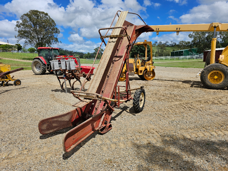 Lot 5 - New holland Hay elevator | AuctionsPlus