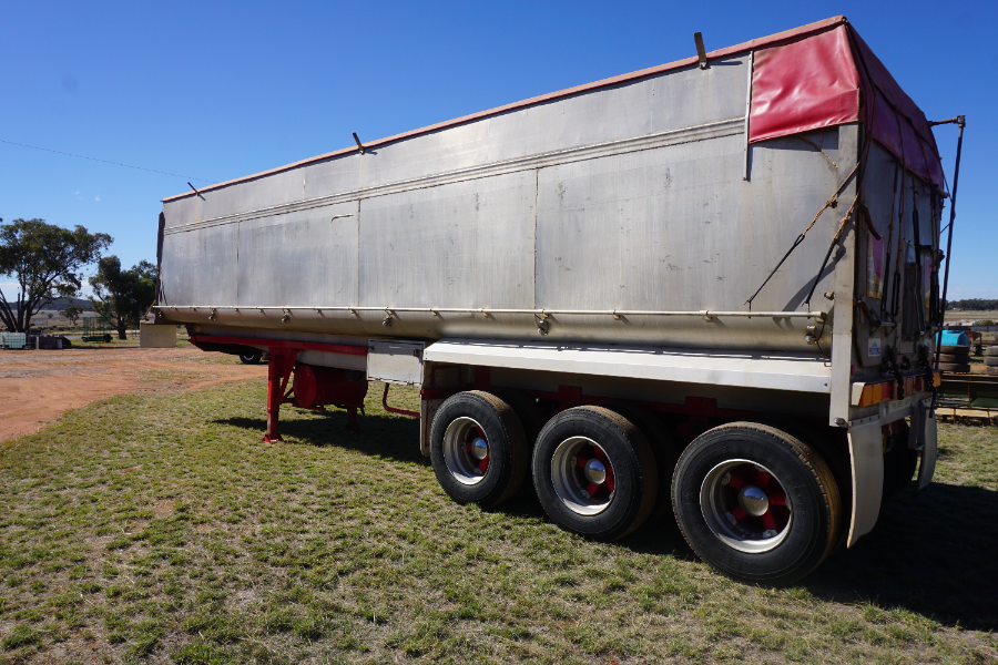 Lot 3 - 1981 Panther tri axle tipper, Unrego - roll over tarp ...